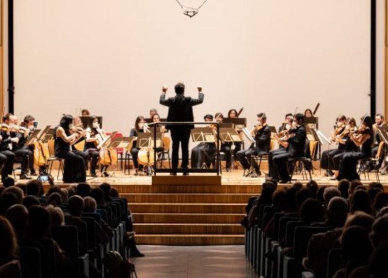 Il Maestro Sebastiano Rolli dirige il concerto inaugurale dell ...